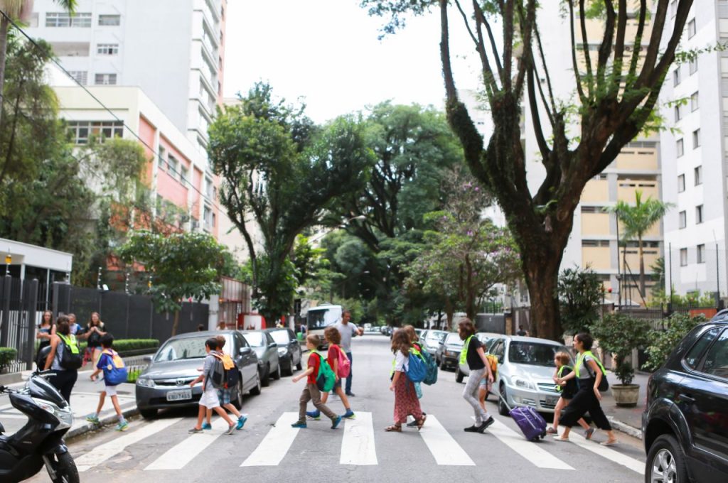 MOBILIDADE NA ESCOLA EM GUIA DA FUNDAÇÃO GRUPO VW